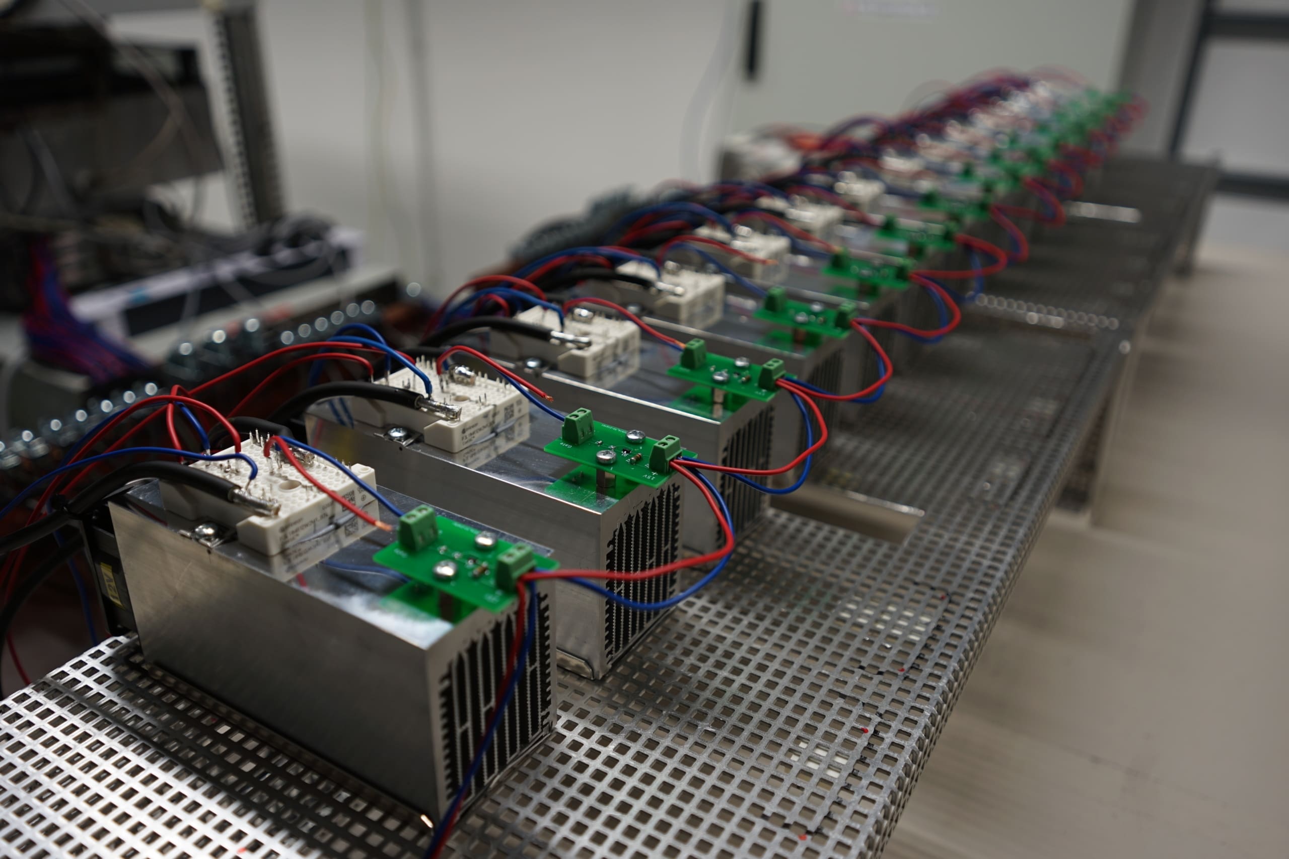 Life tests increase the reliability of PV inverters - Sunny. SMA ...